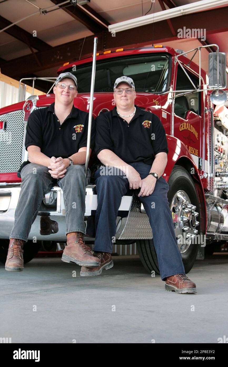 ** FOR RELEASE AMS NEWSPAPERS OF MAY 31 ** Kent, left, and Brent ...