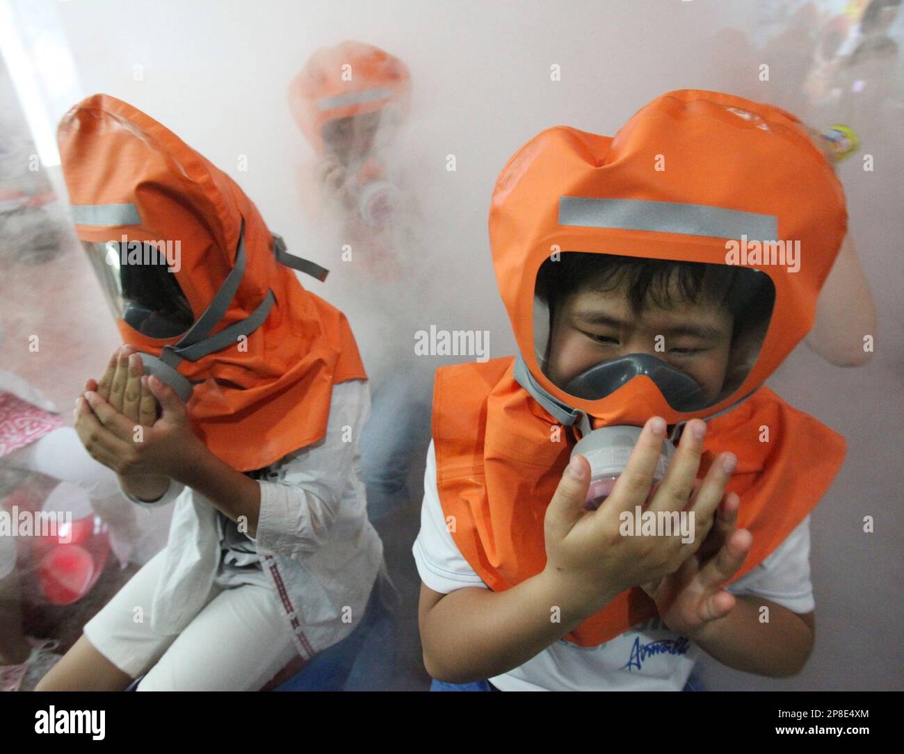 South Korean elementary school students wearing gas masks participate ...