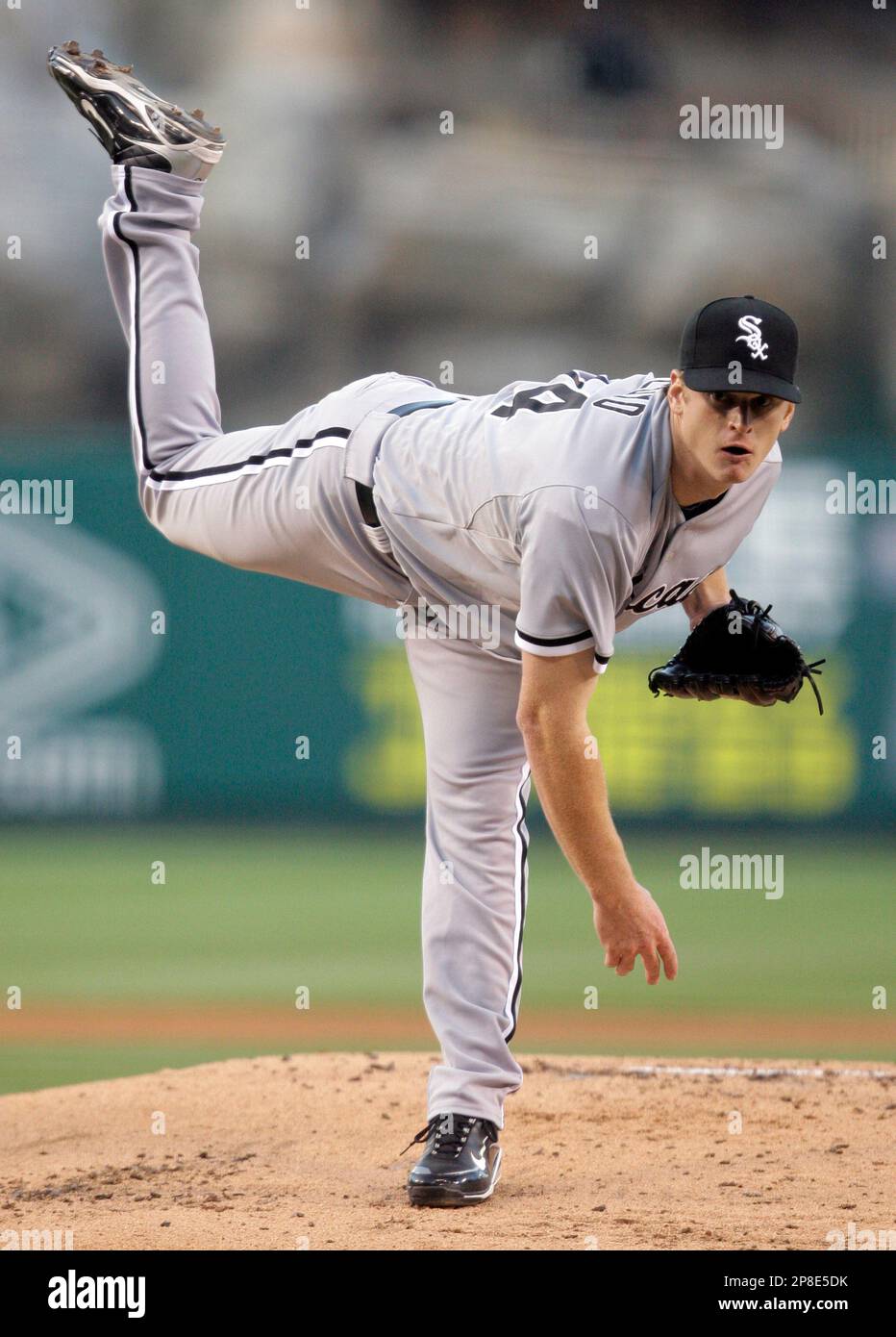 Chicago White Sox starting pitcher Gavin Floyd throws against the Los ...