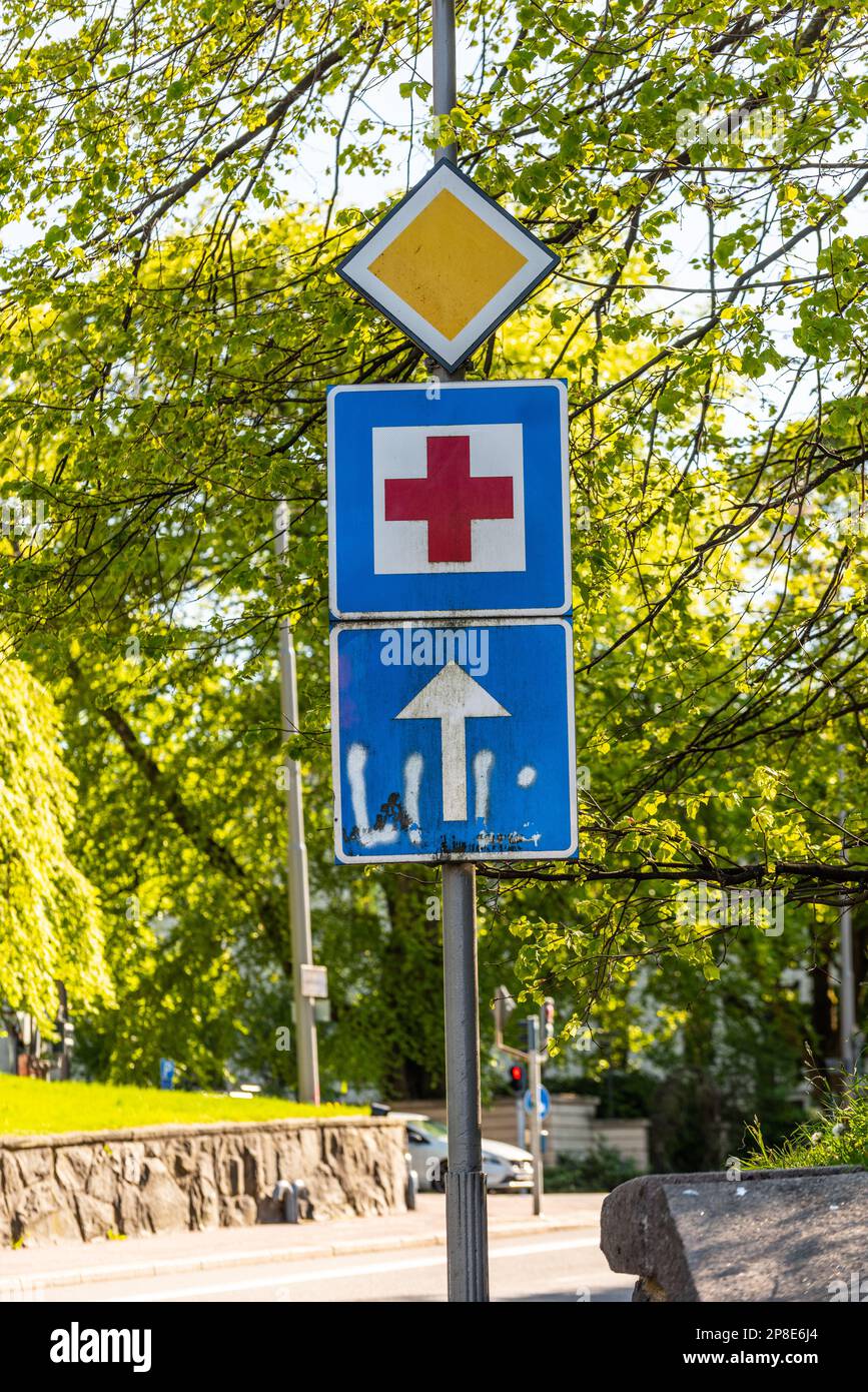 Traffic sign showing the way to a hospital Stock Photo - Alamy