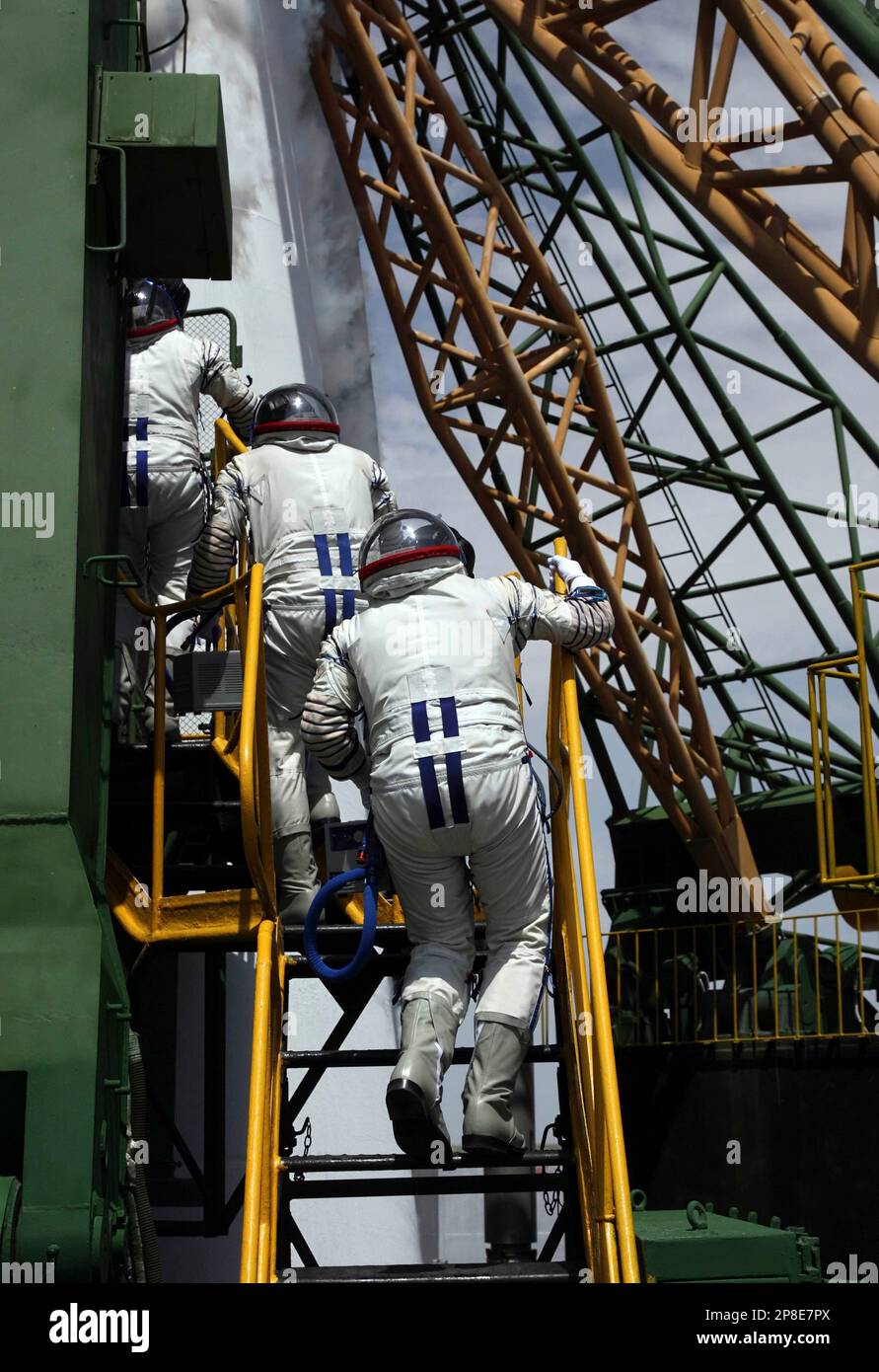Canadian astronaut Robert Thirsk, Russian cosmonaut Roman Romanenko ...