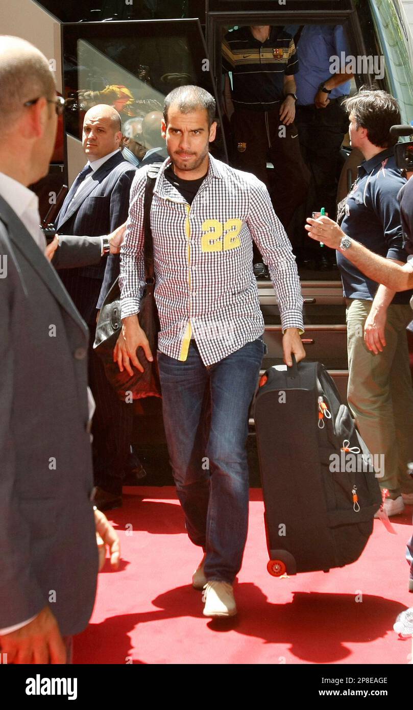 Barcelona coach Pep Guardiola arrives at his hotel in Rome,Tuesday, May ...
