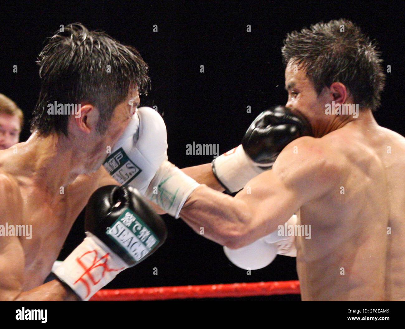 Japanese champion Daisuke Naito, left, and Chinese challenger Xiong ...