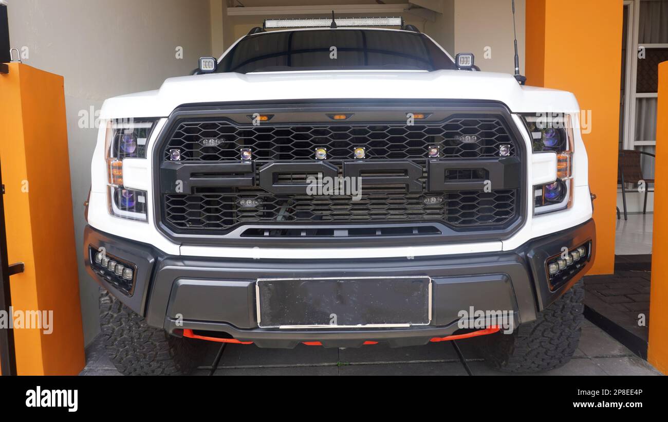 Front grill antique hi-res stock photography and images - Alamy