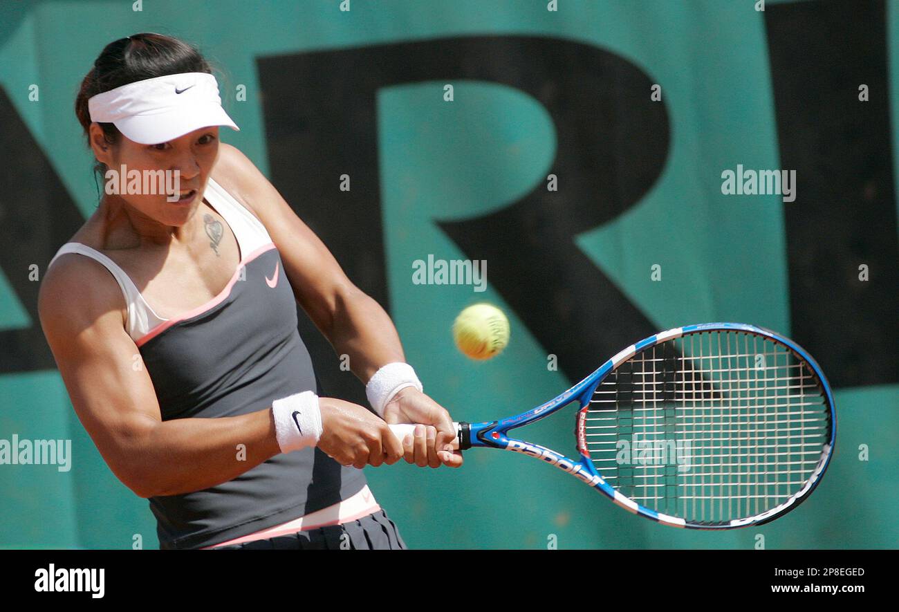 China's Na Li returns the ball to Poland's Marta Domachowska during ...