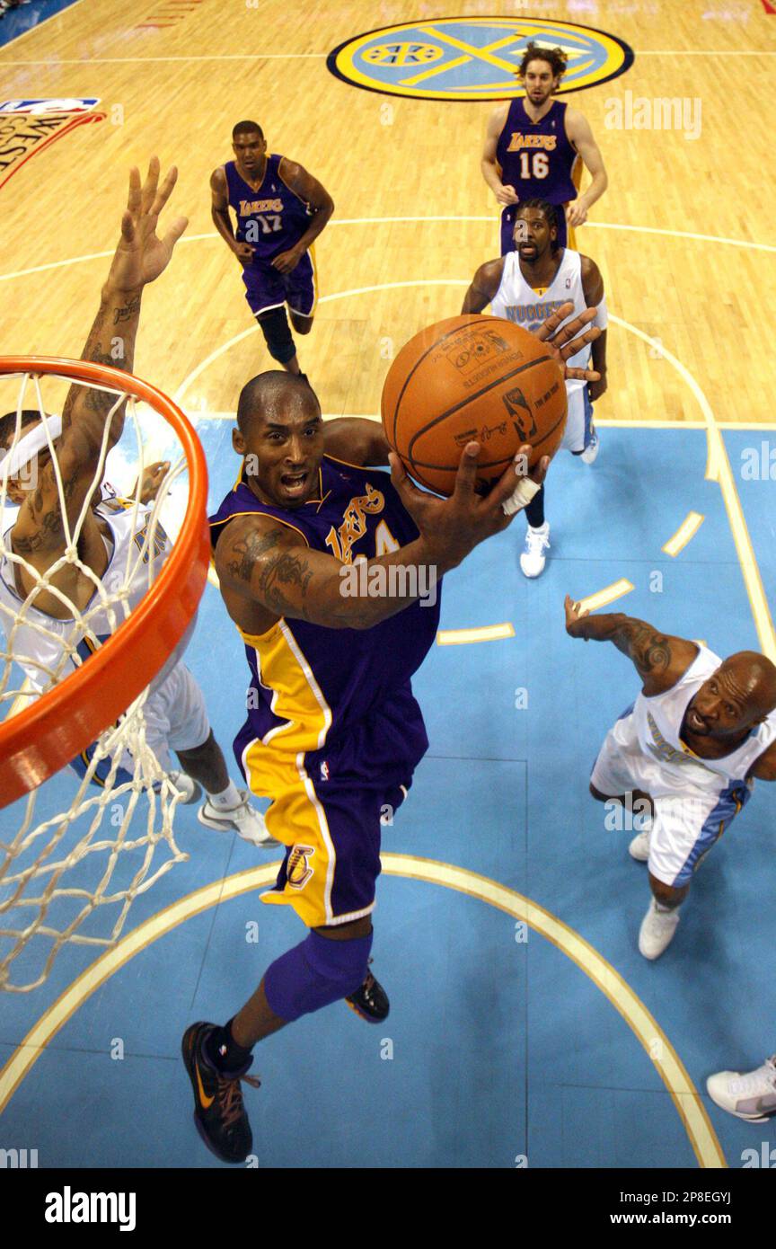 Los Angeles Lakers guard Kobe Bryant puts the ball to the basket as ...