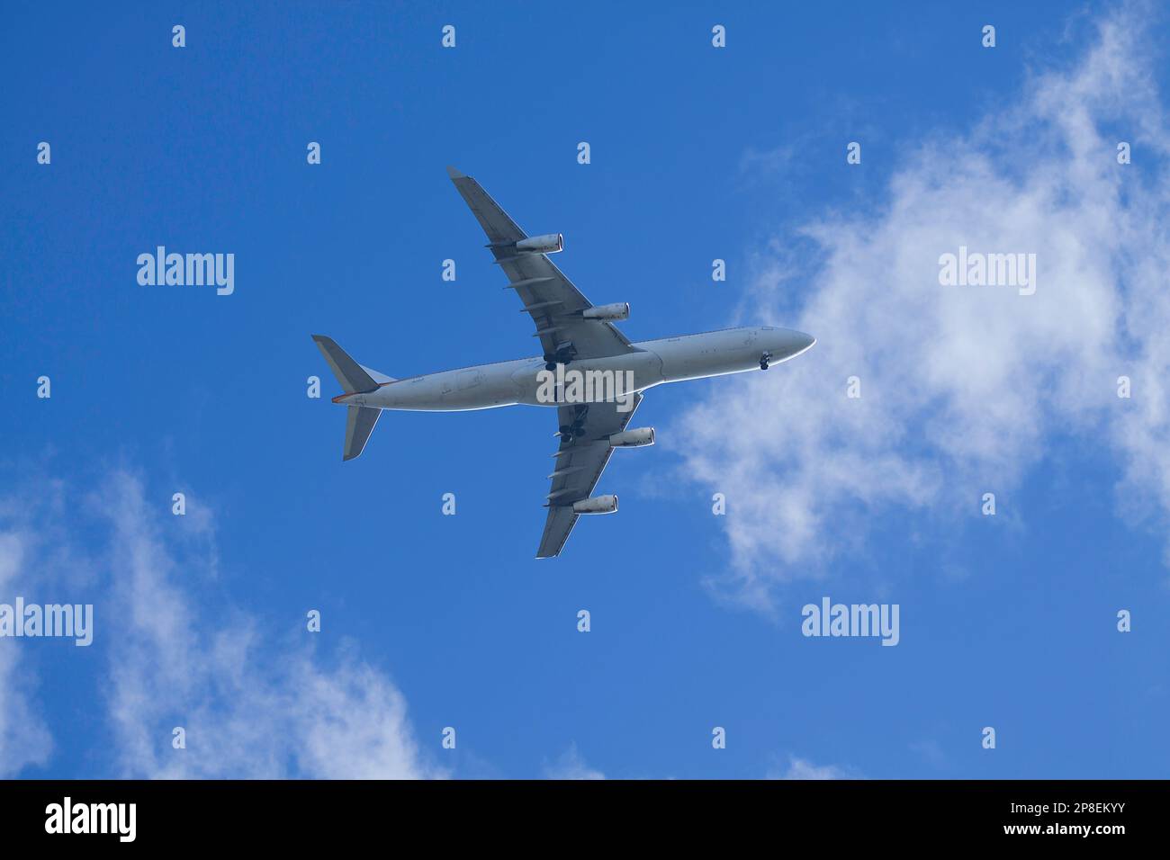 Commercial aircraft in flight hi-res stock photography and images - Alamy