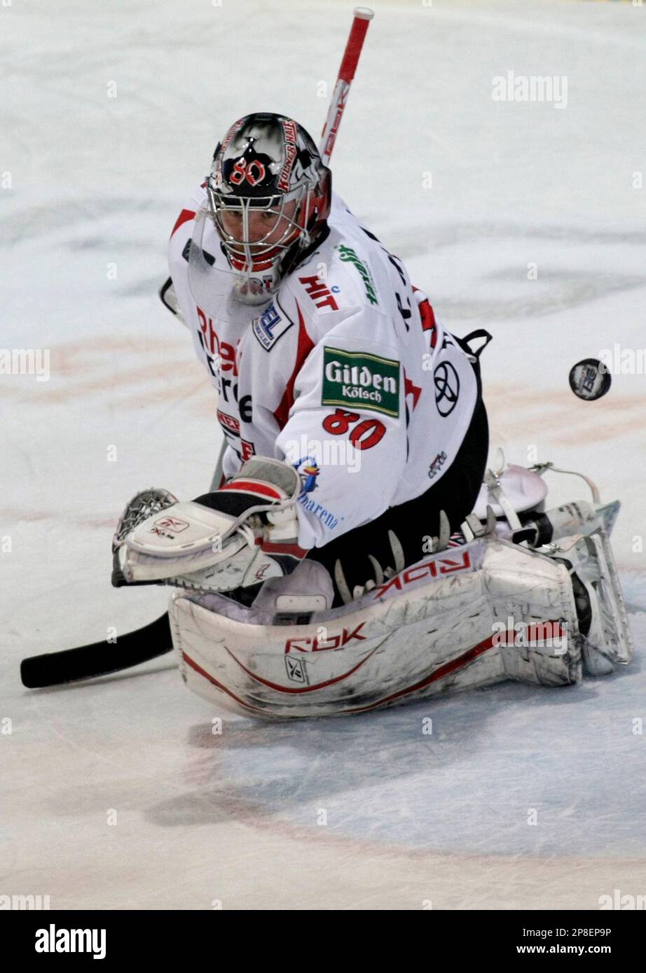 ARCHIV - Der Koelner Haie Eischockey Torwart Robert Mueller versucht am ...