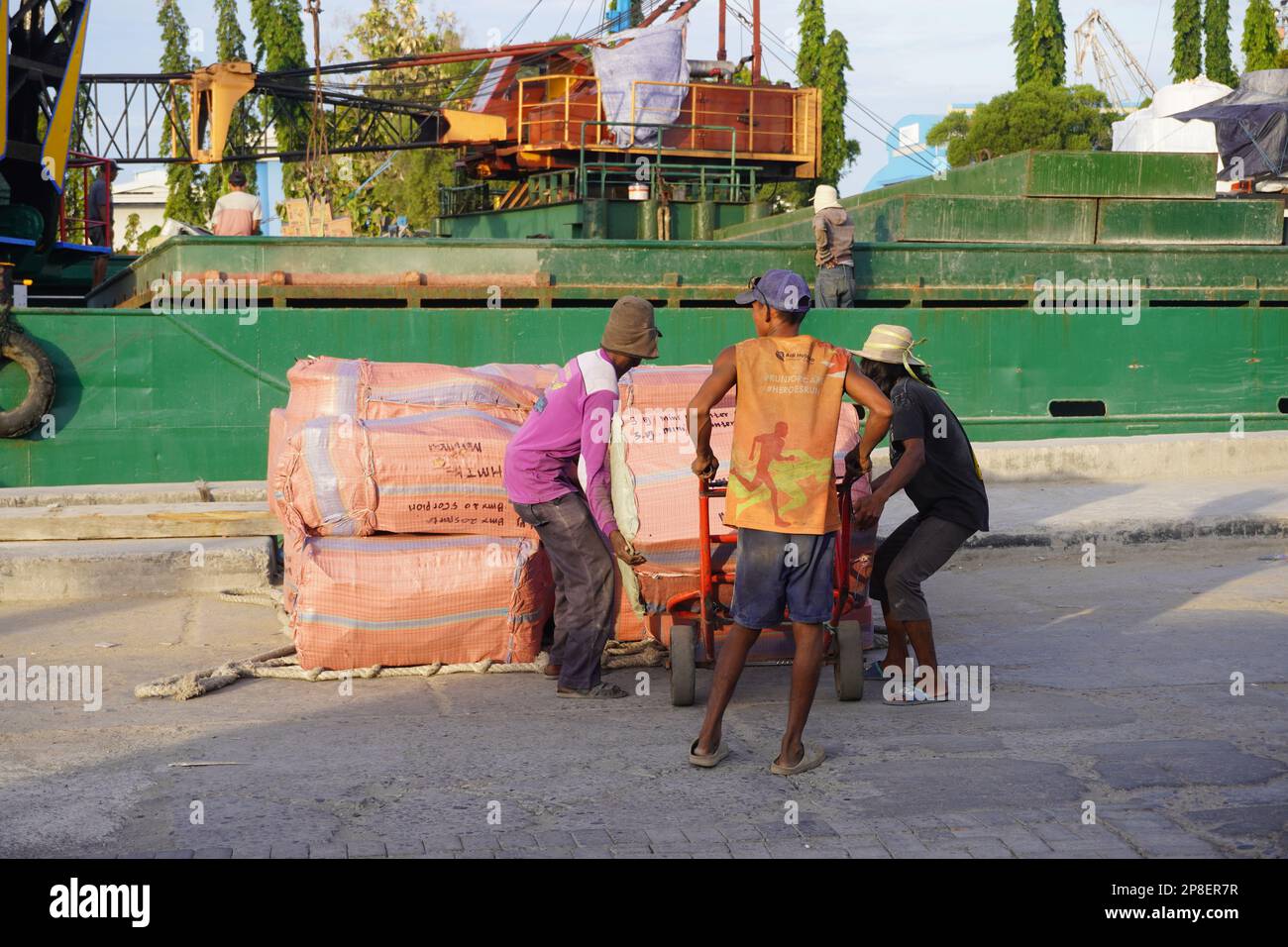 Workers unloading goods ship hi-res stock photography and images - Alamy