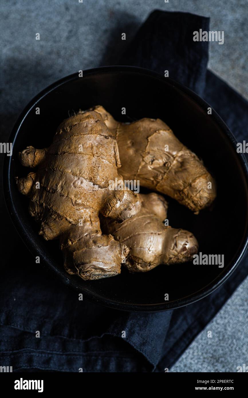 Overhead view of a bowl with a fresh ginger root Stock Photo - Alamy