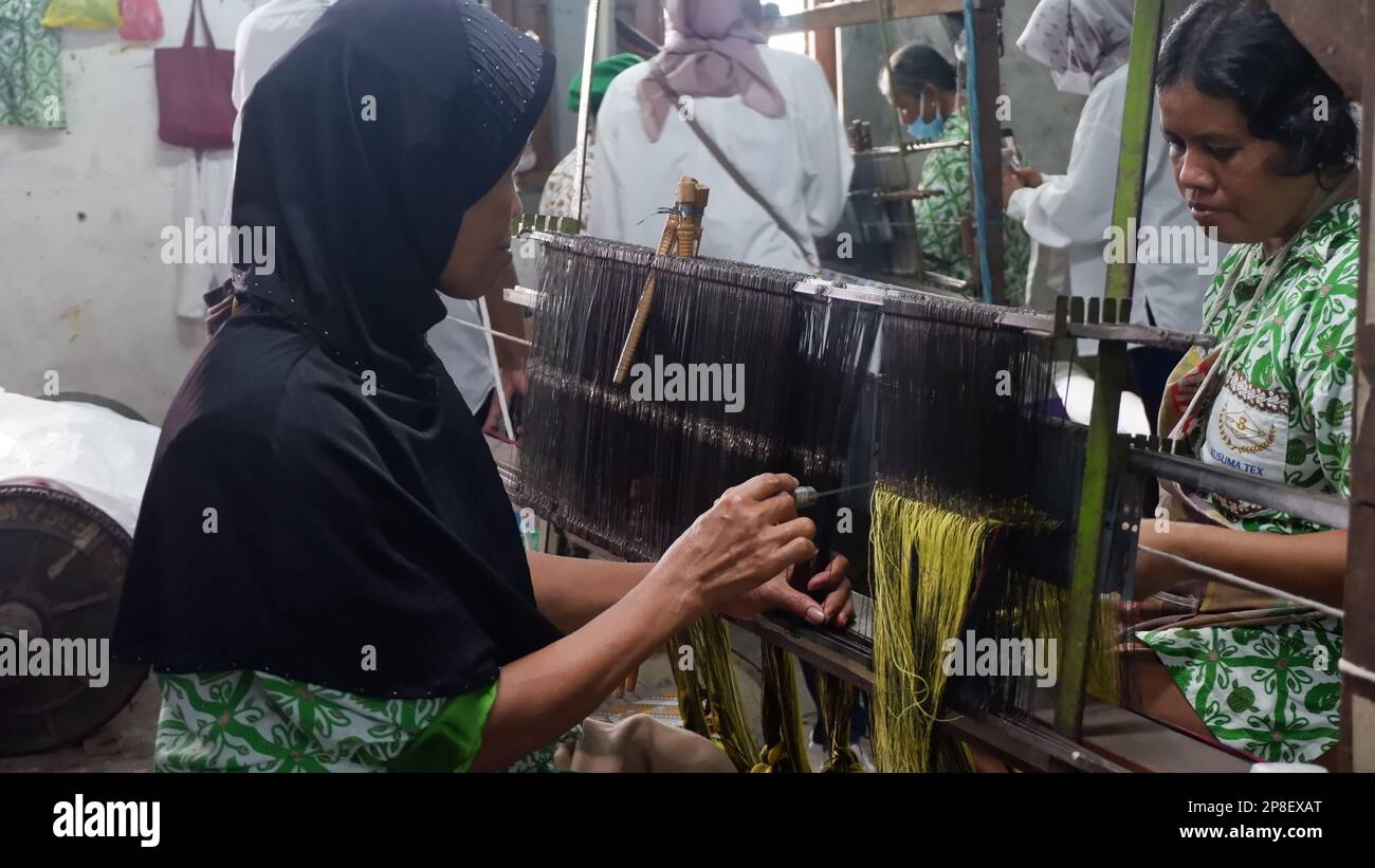 hijab women are spinning traditional cloth threads Stock Photo - Alamy