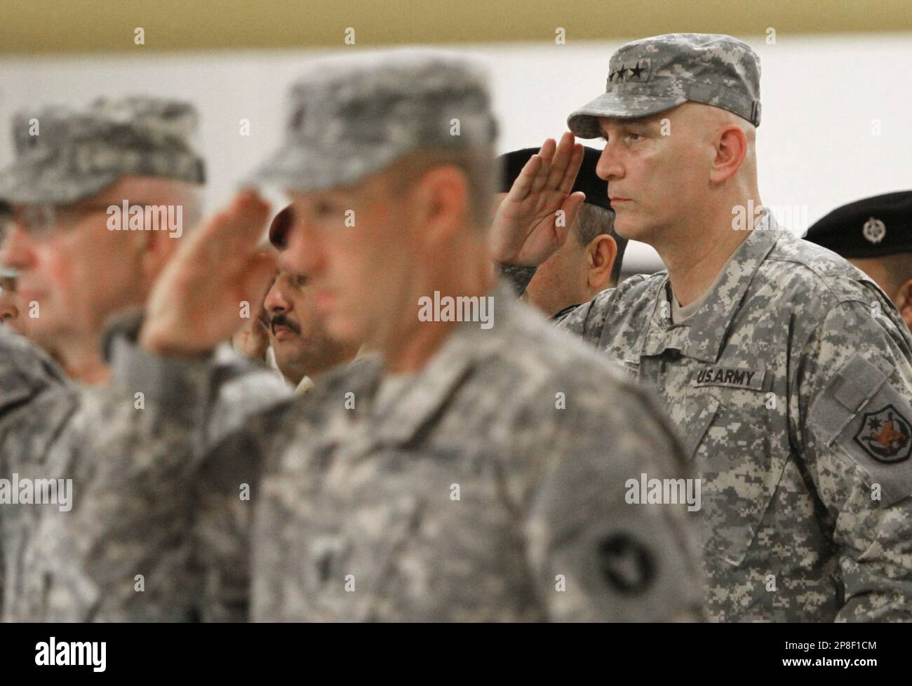 The US military's top commander in Iraq, Gen. Ray Odierno, right ...