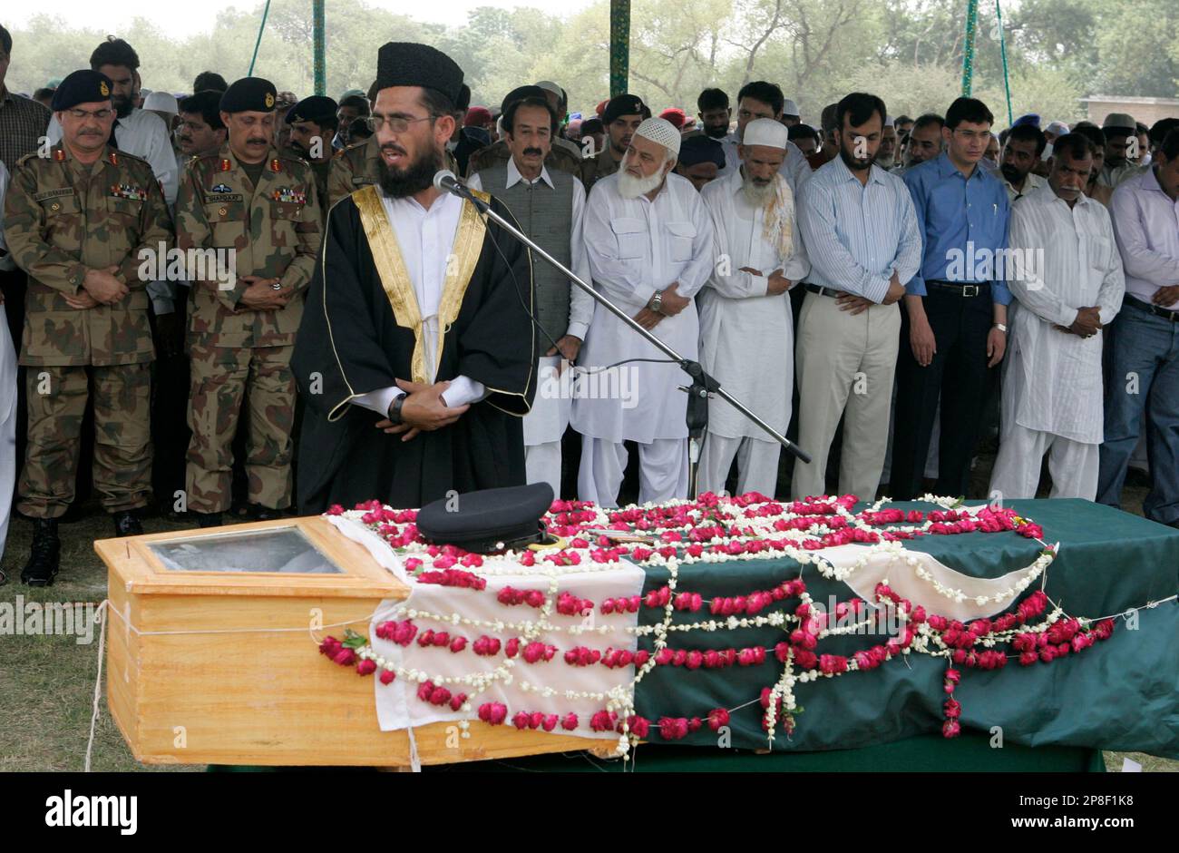 Soldiers of Pakistan army and others offer funeral prayers of Maj. Abid ...