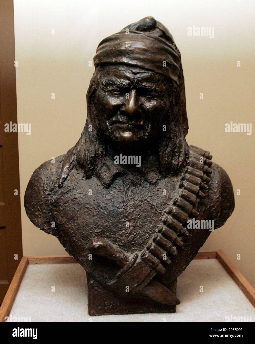 ** TO GO WITH GERONIMO HUESOS ** A bust of famed Apache warrior ...