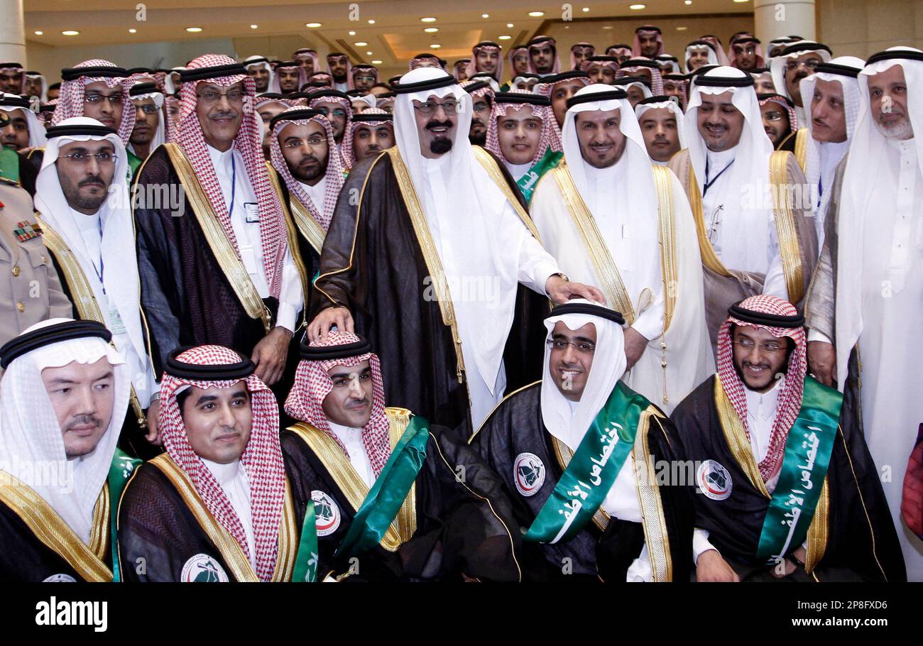 Graduating Saudi students pose for a group photo with King Abdullah of ...