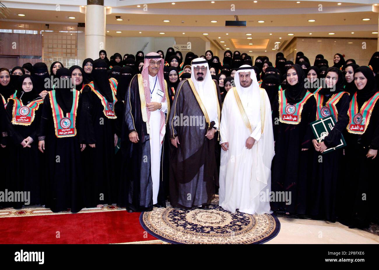 Graduating Saudi female students pose for a group photo with King ...