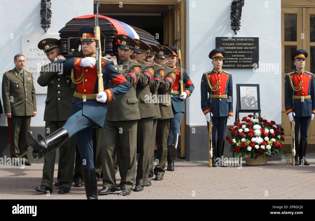 Russian Army Officers carry the coffin of retired Gen. Valentin ...
