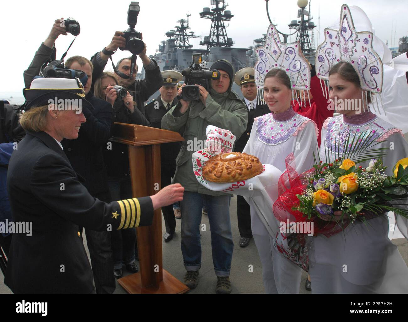 Capt. Holly Graf, of US missile cruiser USS Cowpens, gets Russian ...
