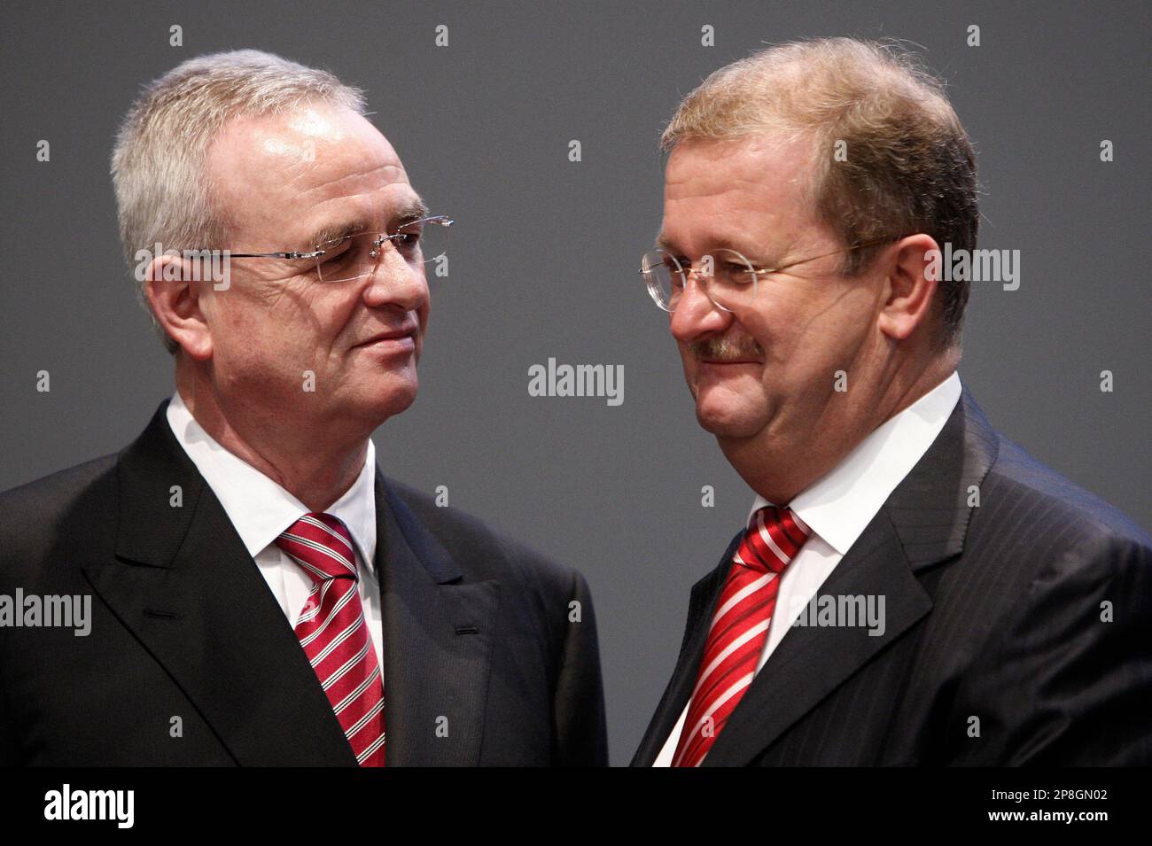 ARCHIV - VW-Chef Martin Winterkorn, links, und Porsche-Chef Wendelin ...
