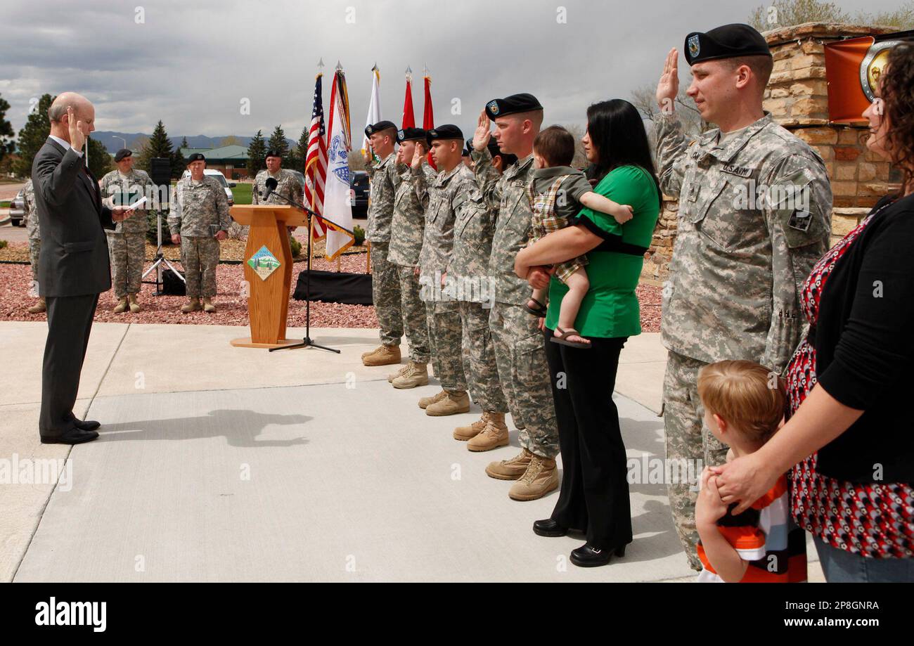 Secretary of the Army Pete Geren, left, swears-in reenlisting soldiers ...