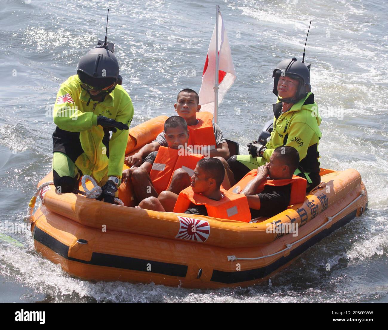 Members of the Japan Maritime Self Defense Force rescue Filipino ...