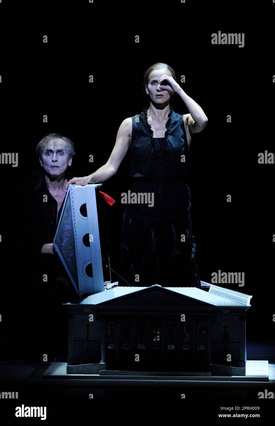 Die Darsteller Caroline Geiger, rechts, und Peter Jolesch spielen am ...