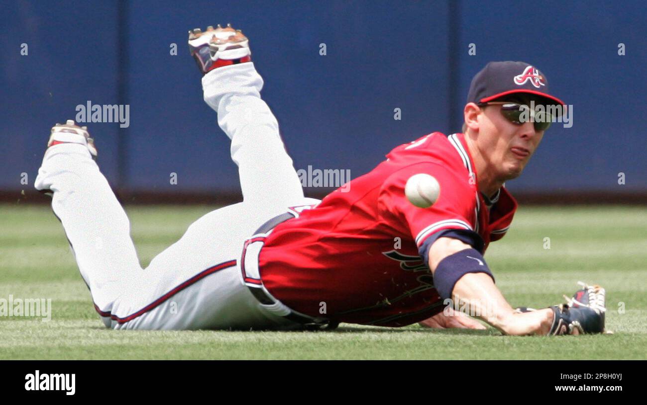 Atlanta Braves center fielder Jordan Schafer (24) can't keep his glove ...