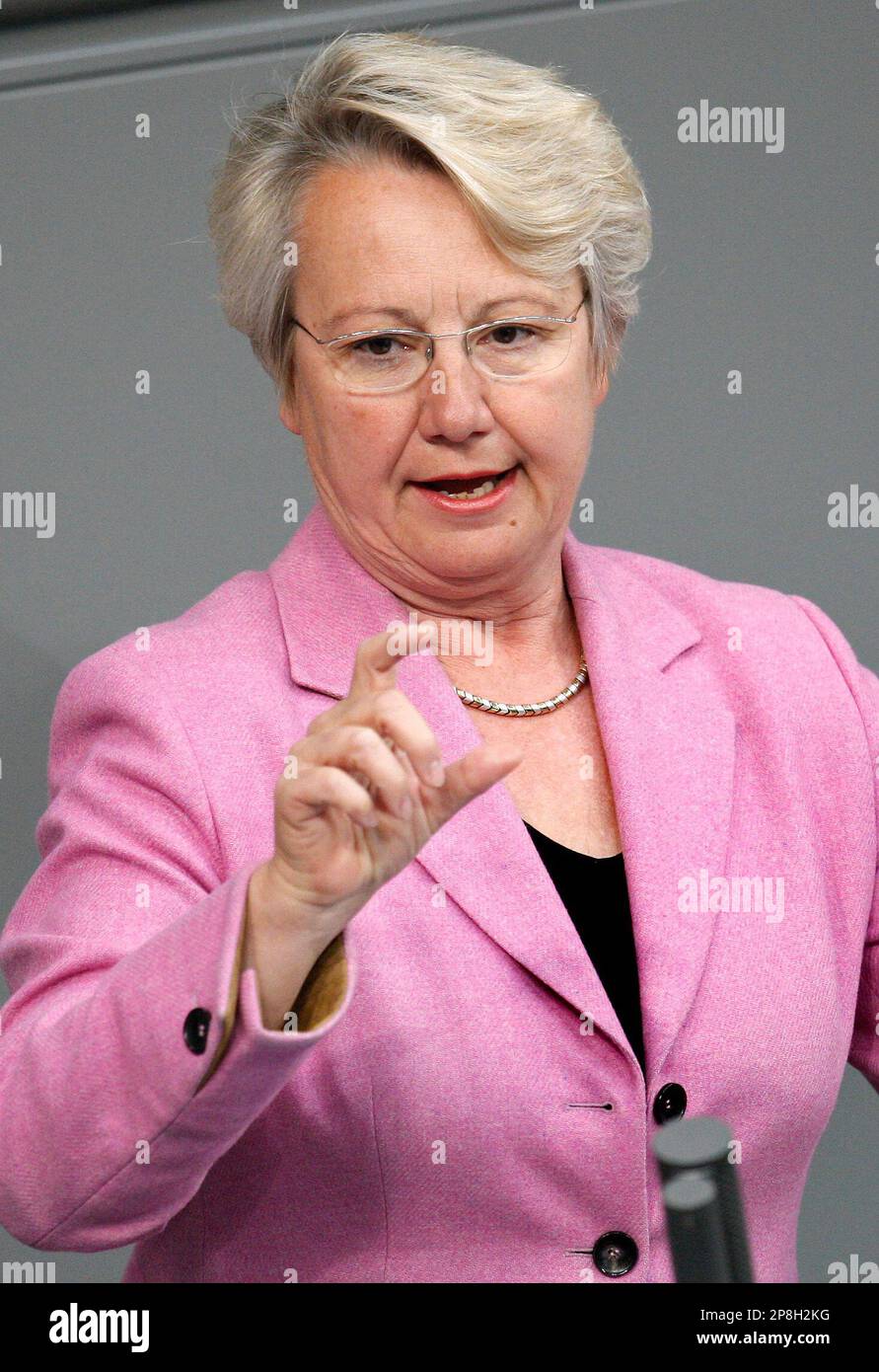 ARCHIV - Bundesforschungsministern Annette Schavan gestikuliert am 23 ...