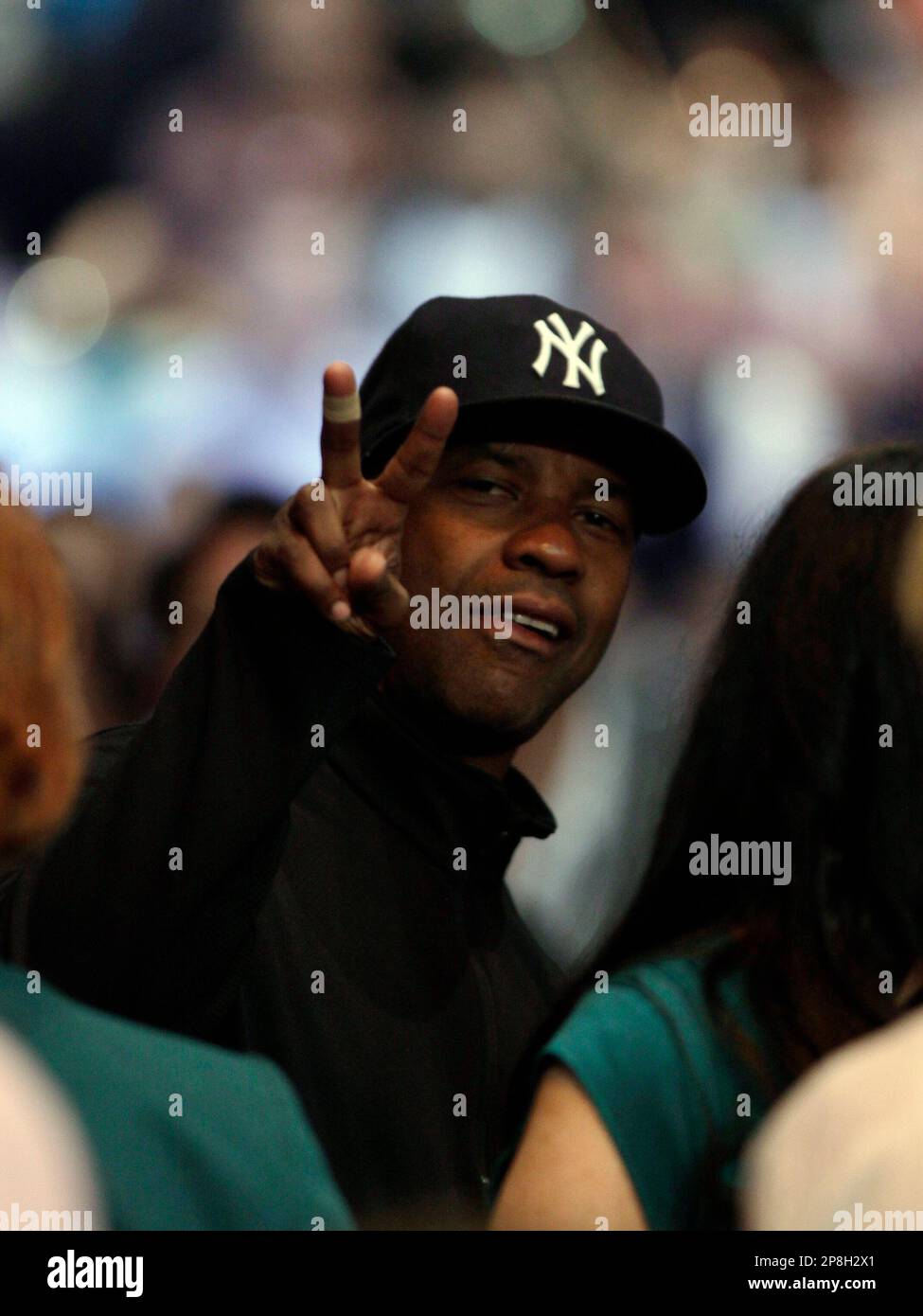 Actor Denzel Washington arrives for the junior welterweight title ...