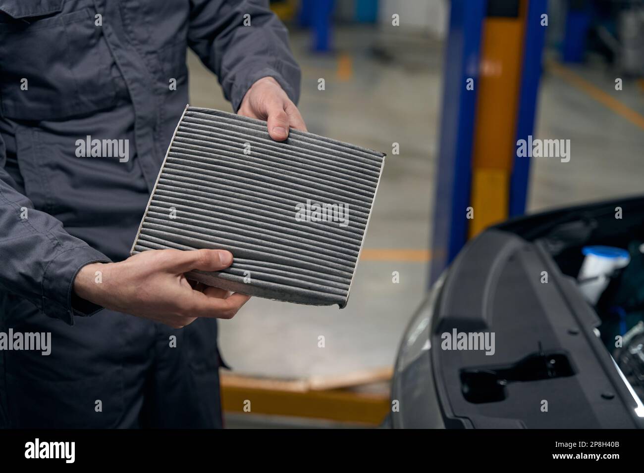 Worker changing spare parts in the car Stock Photo - Alamy
