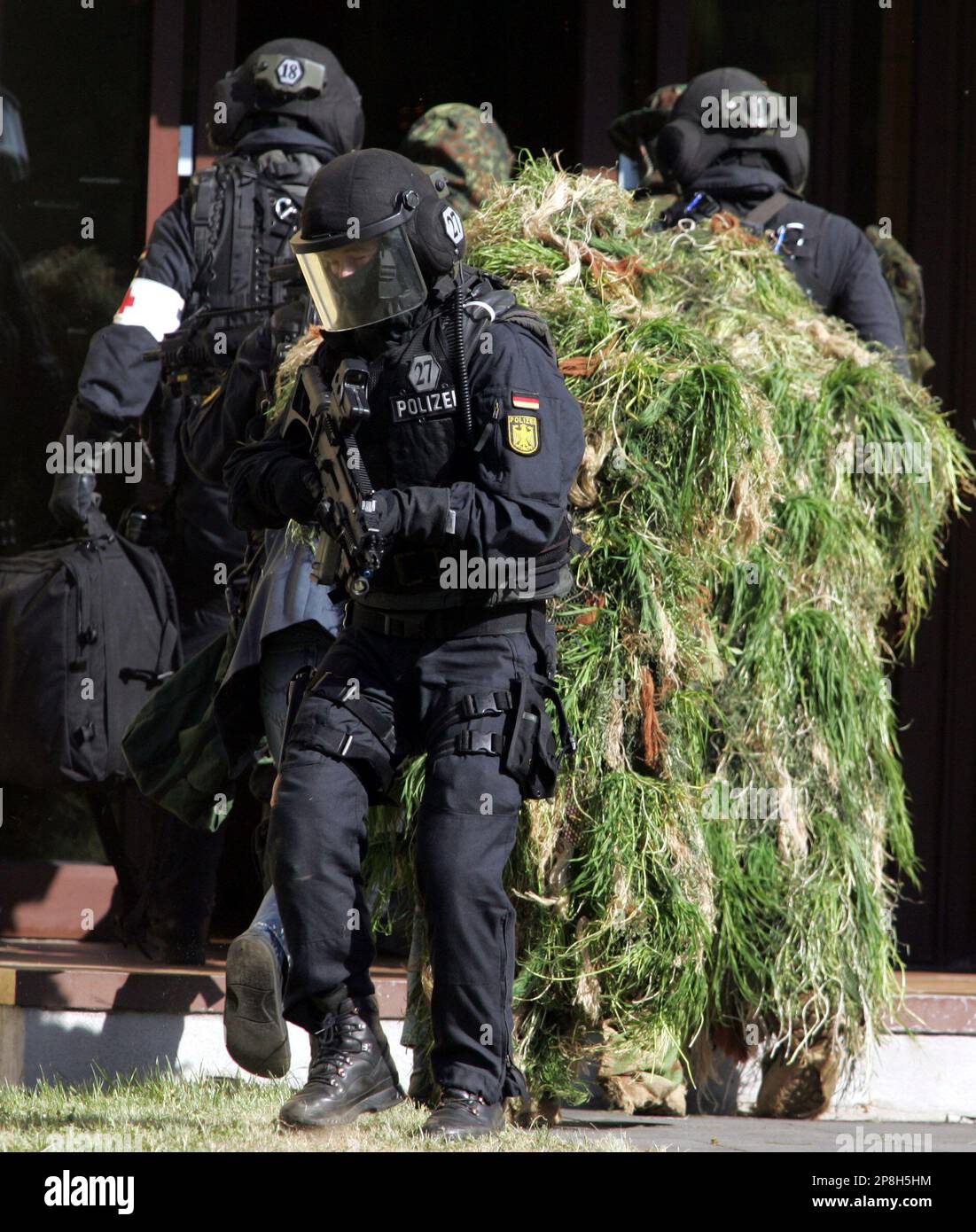 ARCHIV - Polizeispezialkraefte sichern am 27. April 2007 in Sankt ...