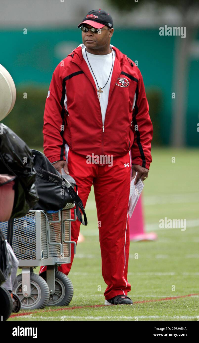 San Francisco 49ers head coach Mike Singletary watches football ...