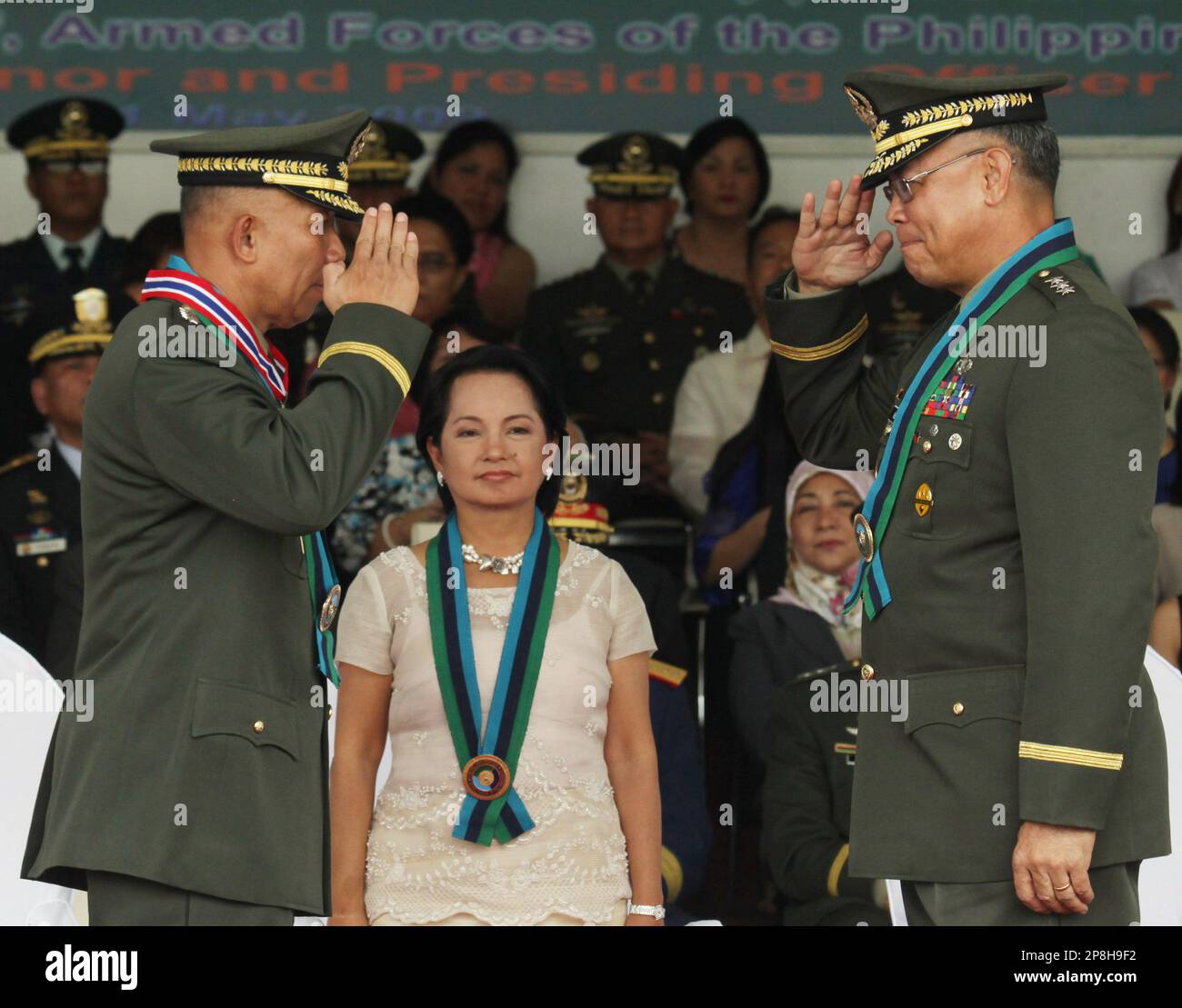 Philippine President Gloria Macapagal Arroyo, center, watches as ...