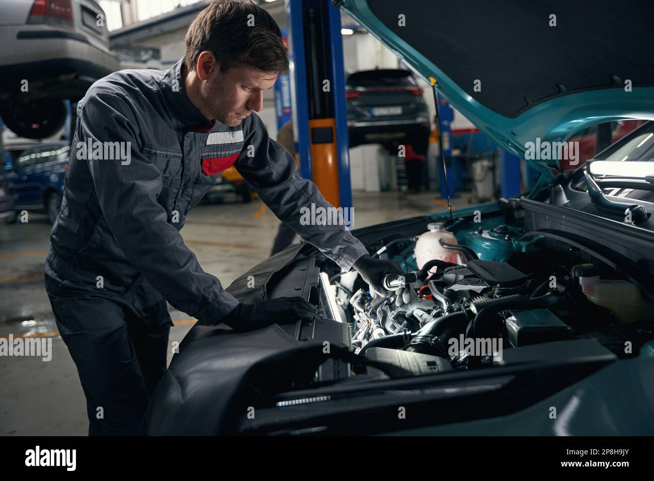 Mechanic conducts full technical check of auto Stock Photo - Alamy
