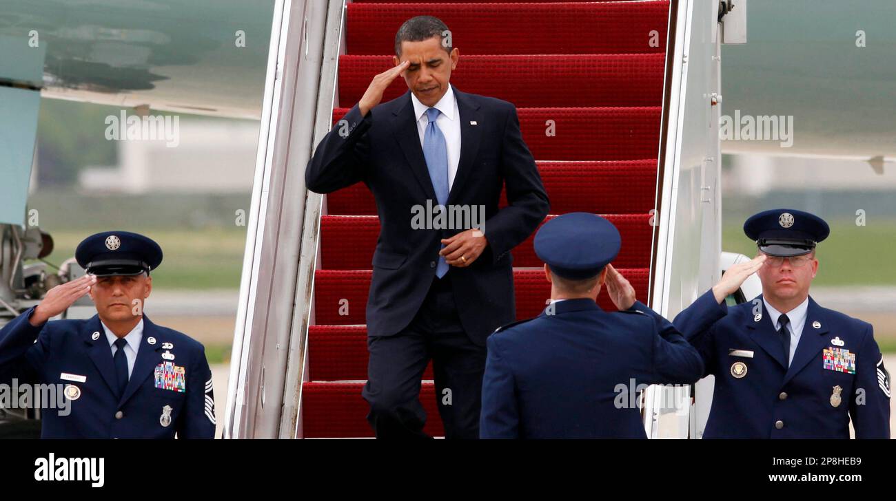 President Barack Obama returns the salute from Air Force personnel ...