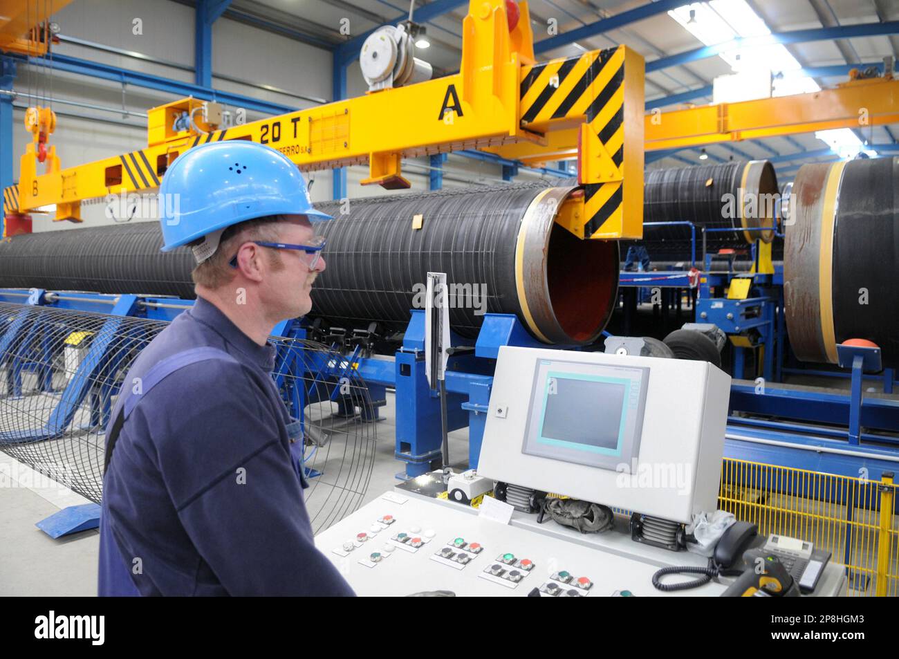 Im Rohrummantelungswerk in Mukran auf Ruegen ueberprueft am Mittwoch ...