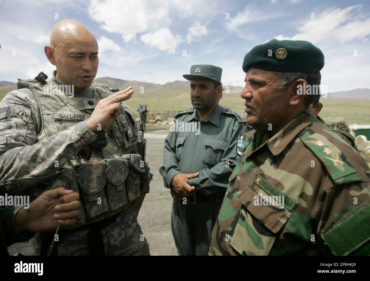 U.S. Lt. Col. Kimo Gallahue, left, the commander of the brigades 2nd ...