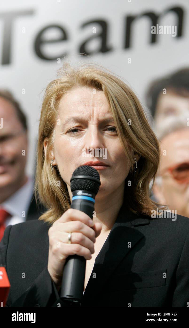 SPOE - EU - Spitzenkandidatin Evelyn Regner praesentiert das Plakat ...