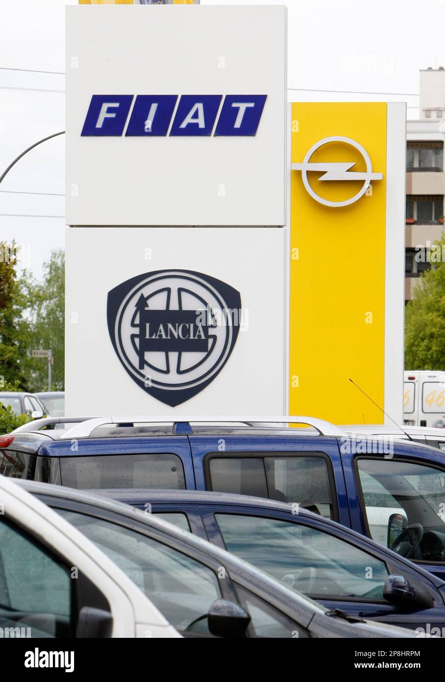 ARCHIV - Die Logos der Autohersteller Opel, rechts, und Fiat sowie der ...