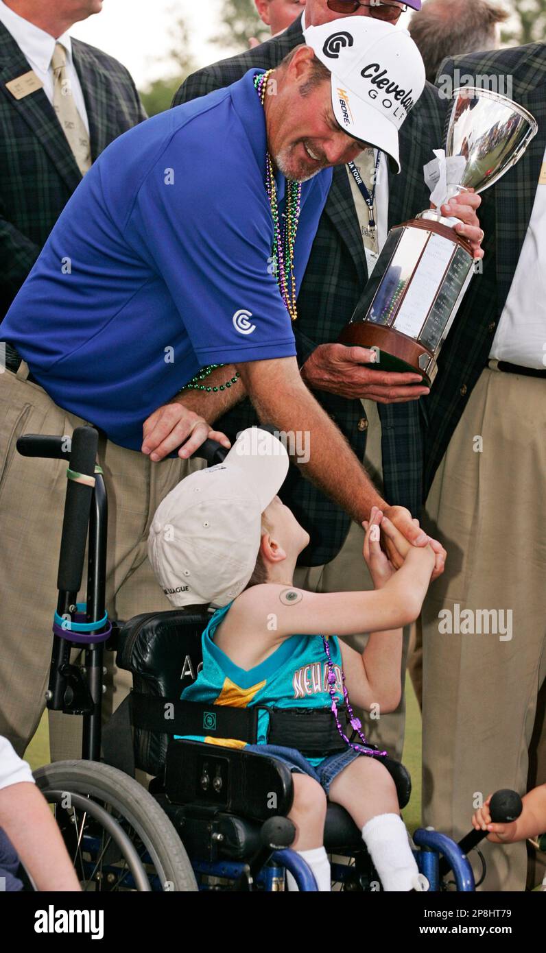 Jerry Kelly shakes hands with 6-year-old Adam Linebarger before the ...