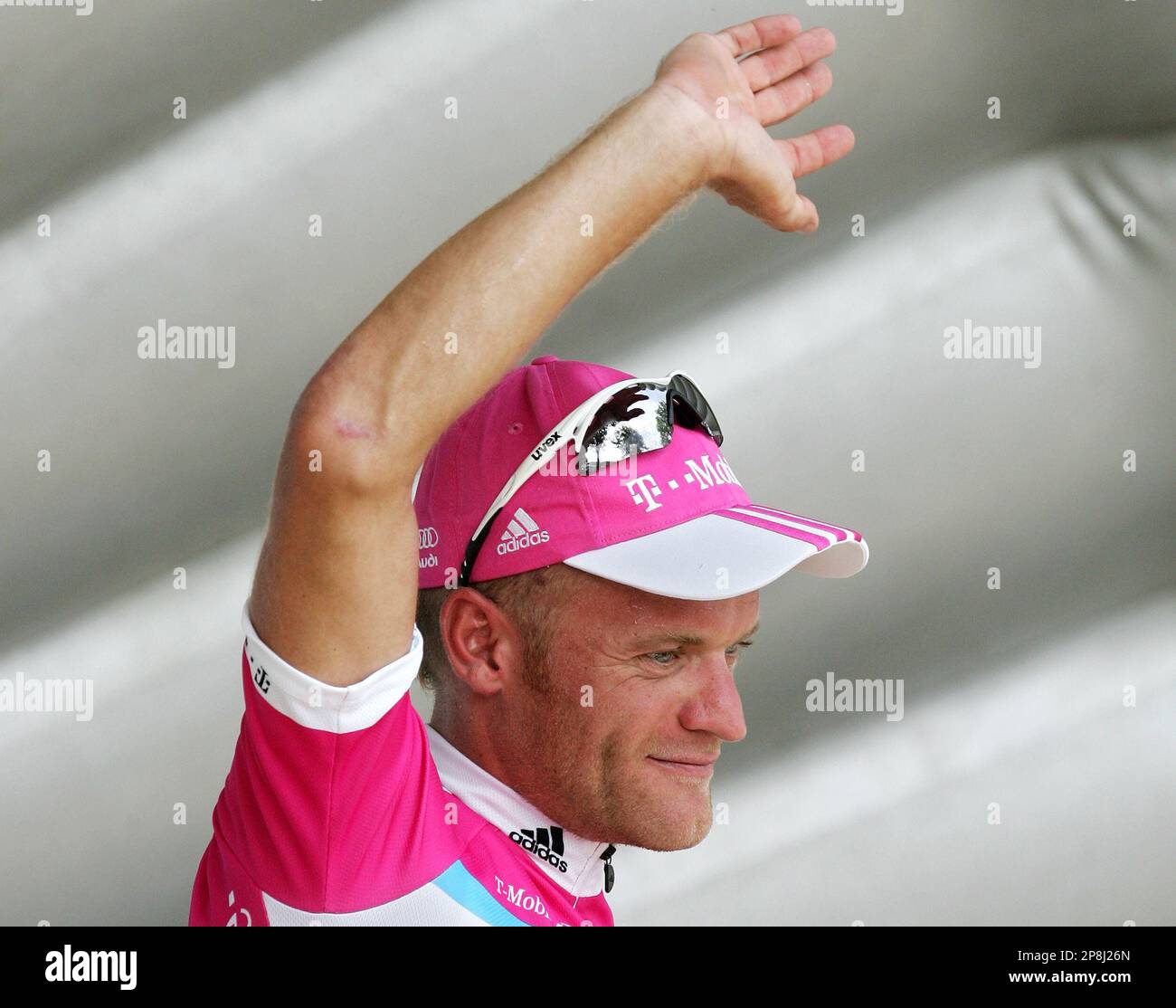 ARCHIV - Matthias Kessler vom damaligen T-Mobile-Team jubelt nachdem er ...