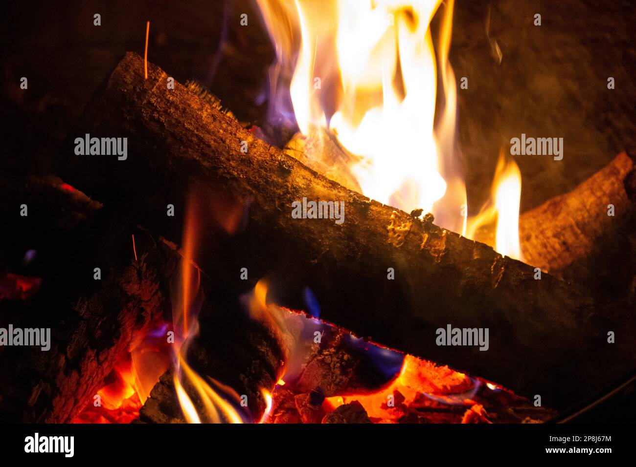Crackling wood fire hi-res stock photography and images - Alamy