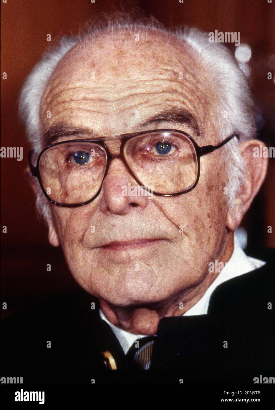 ARCHIV - Der deutsche Zoologe und Tierfilmer Prof. Bernhard Klemens ...