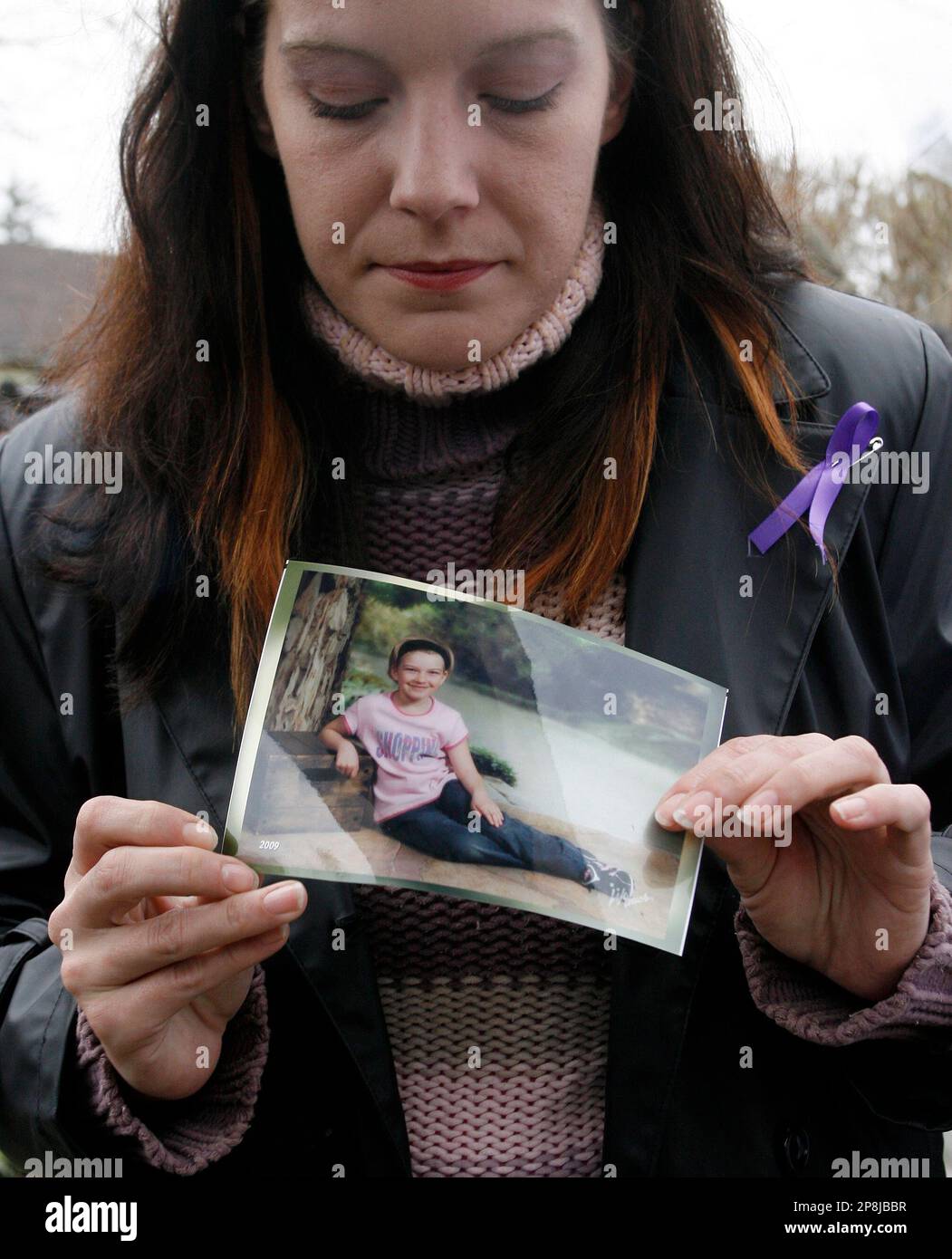 Victoria Stafford's mother Tara McDonald holds Victoria's school photo ...