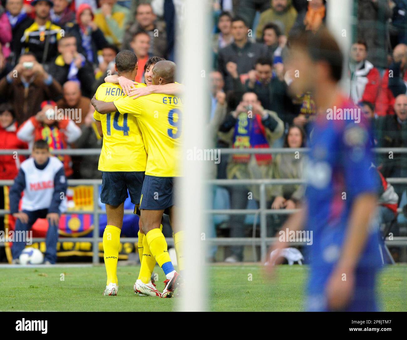 Barcelona's Lionel Messi from Argentina, center facing, celebrates ...