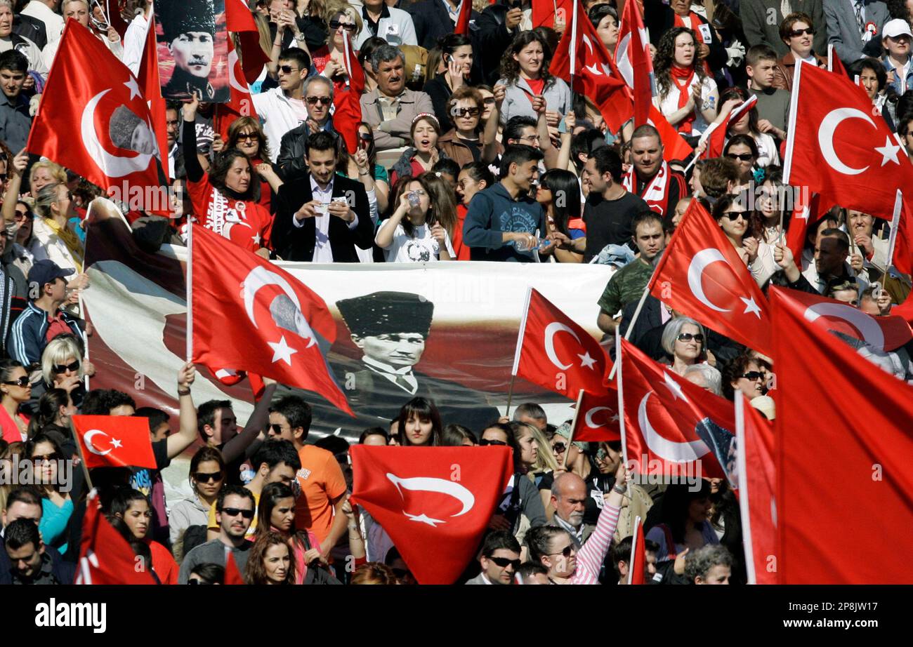 Thousands of people march to the mausoleum of secular Turkey's founder ...