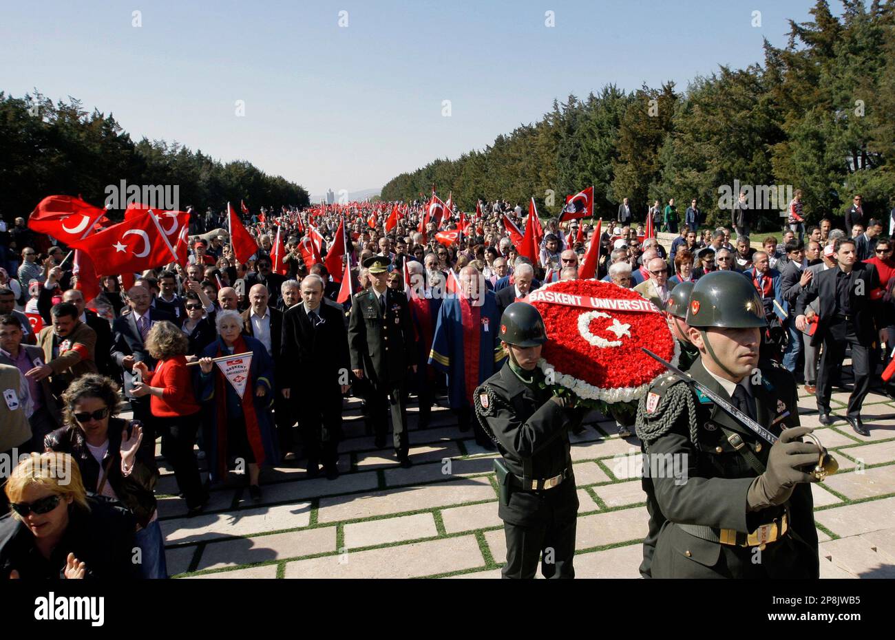 Thousands of people march to the mausoleum of secular Turkey's founder ...