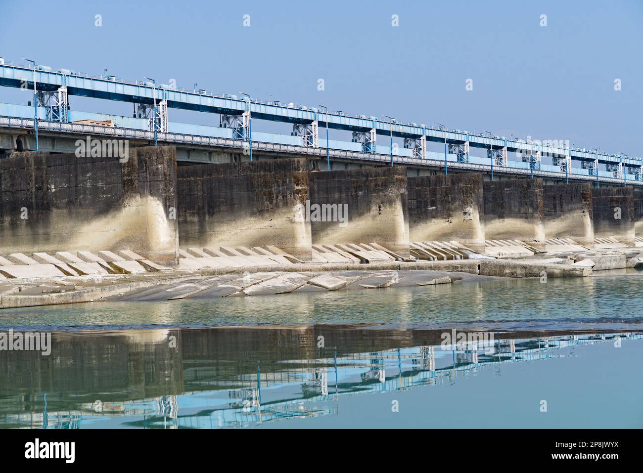 side view of river dam with road on top of the dam Stock Photo - Alamy