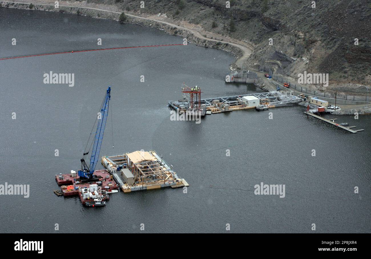 The Round Butte Dam on Lake Billy Chinook just upstream from the ...