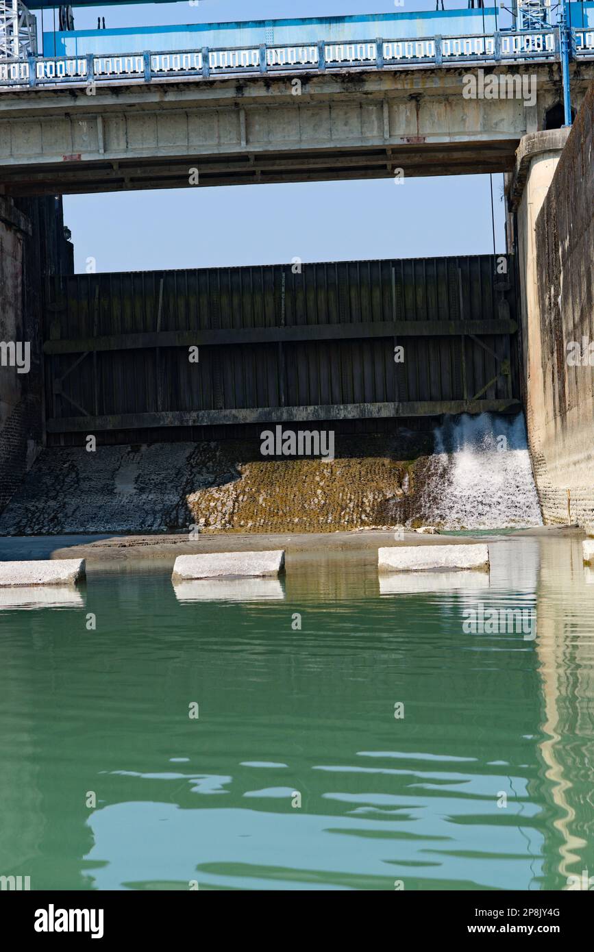 side view of river dam with road on top of the dam Stock Photo - Alamy
